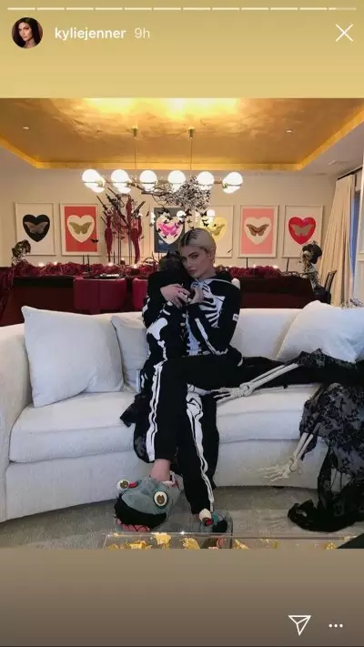 Kylie jenner stormi odpovídající halloween skeleton onesies