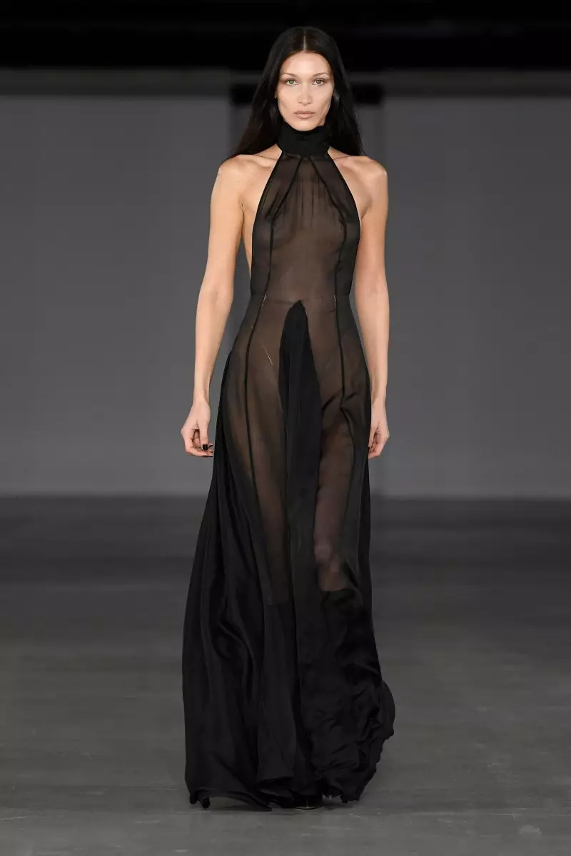 Bella Hadida Parīzes modes nedēļas laikā valkā caurspīdīgu kleitu: 4. fotoattēli
