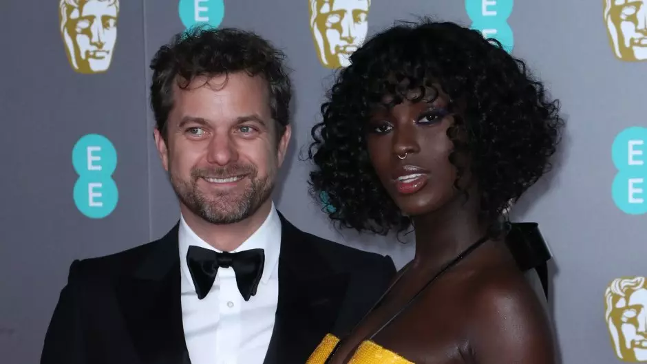 Jodie Turner Smith haurdun dagoenak soineko horiz irribarre egiten du Joshua Jackson senarrarekin, Black Tux-ekin