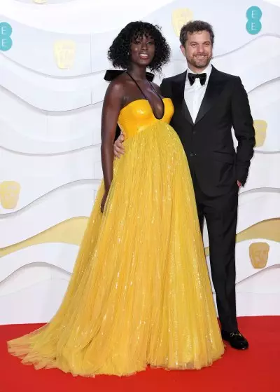 Jodie Turner Smith sýnir Baby Bump í gulum kjól með eiginmanni Joshua Jackson