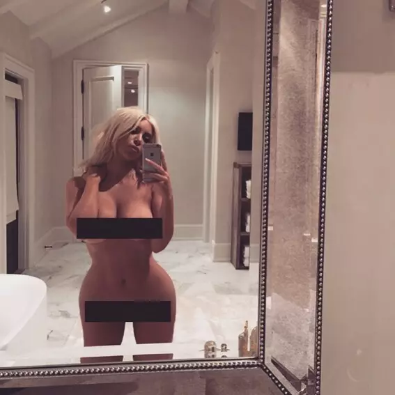 Kim Kardashian yn Tynnu Llun Nude