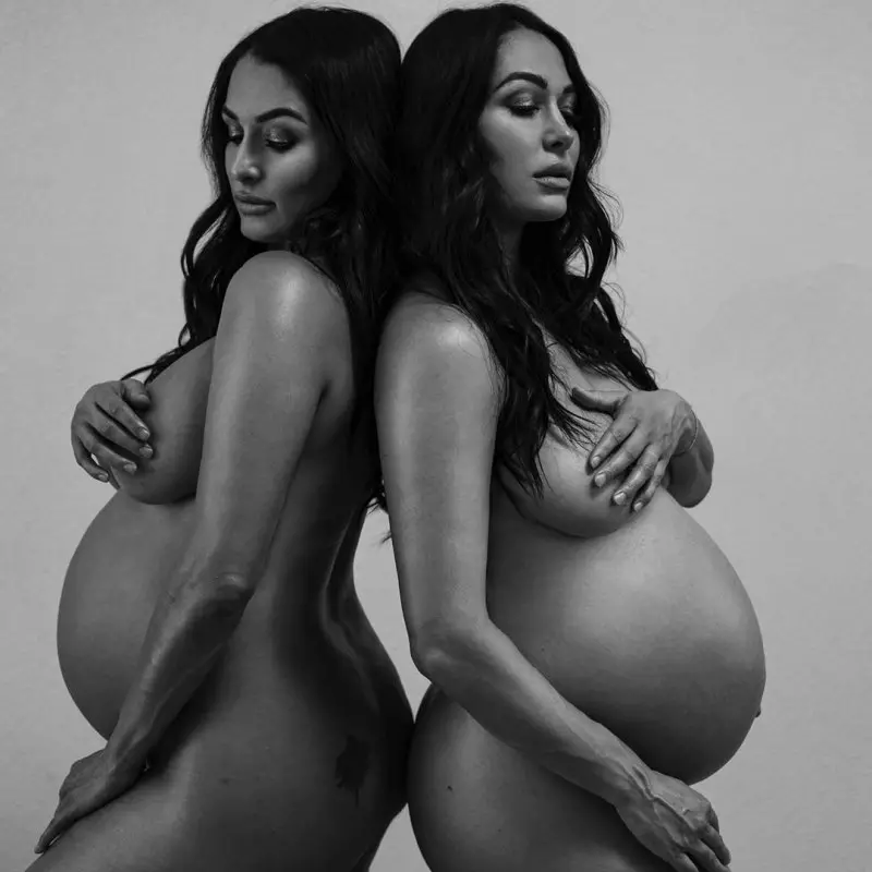 गर्भवती निक्की र ब्री बेला बेबी बम्पका ब्ल्याक एन्ड ह्वाइट फोटोहरूसहित नग्न पोज