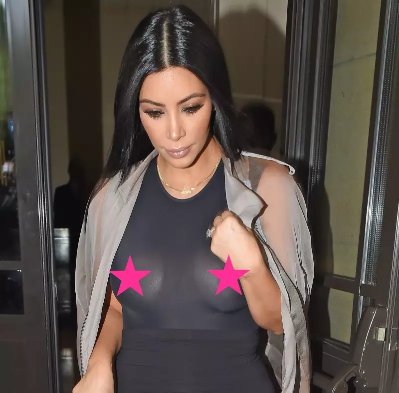 Kim Kardashian melltartó nélküli