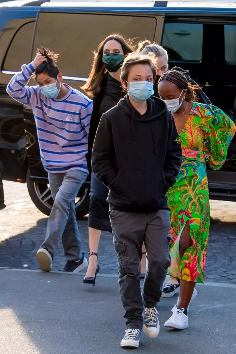 Angelina Jolie og Brad Pitt tvíburarnir Knox og Vivienne Today