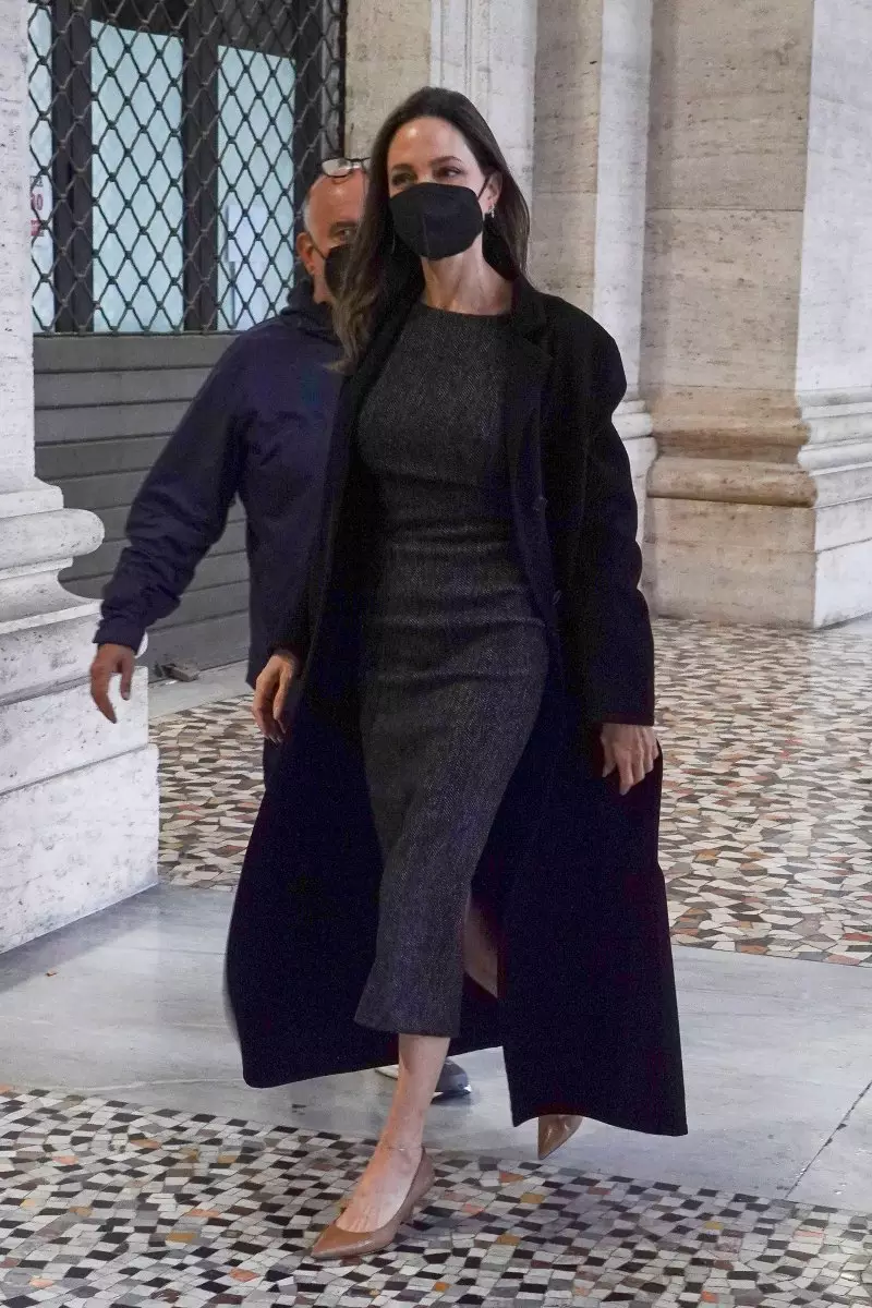 Vestido negro de Angelina Jolie Roma