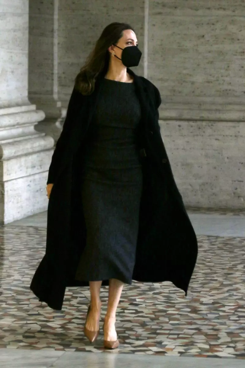 Angelina Jolie Siyah Elbise Roma