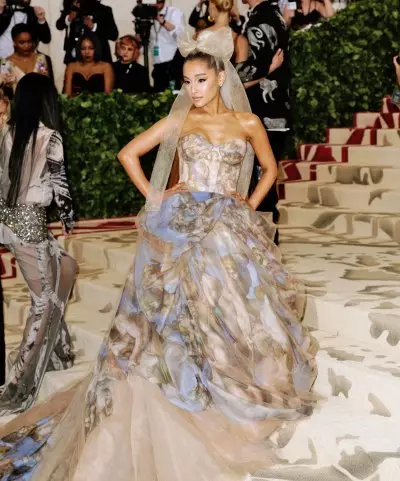 Ariana grande 2018. met gala vera wang haljina sikstinska kapela slika nebeskih tijela mašna u kosi