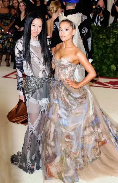 Ariana grande 2018. met gala vera wang haljina sikstinska kapela slika nebeskih tijela mašna u kosi