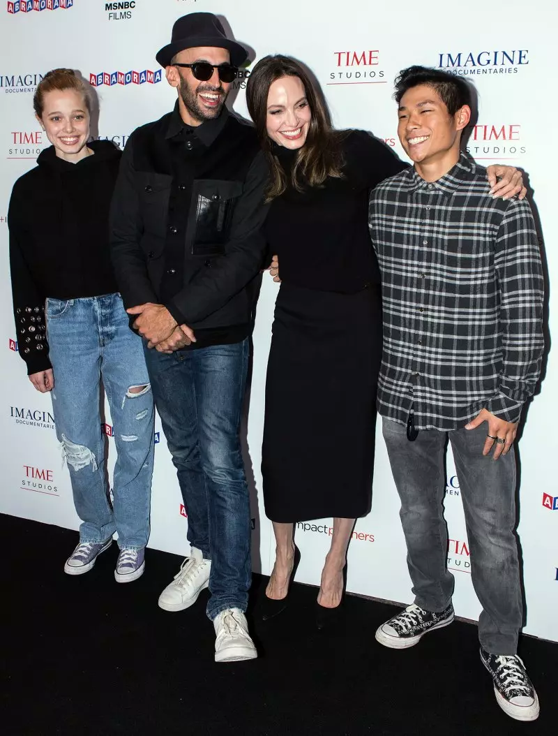 Shiloh-Jolie Pitt Rocks Ripped Jeans a Sweatshirt op Red Carpet