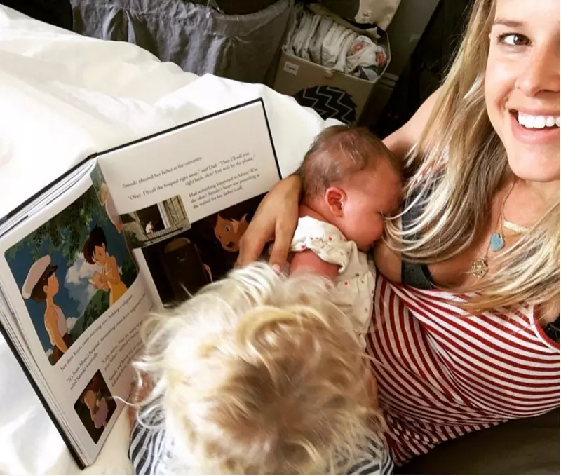 Sarah wright olsen amamantando