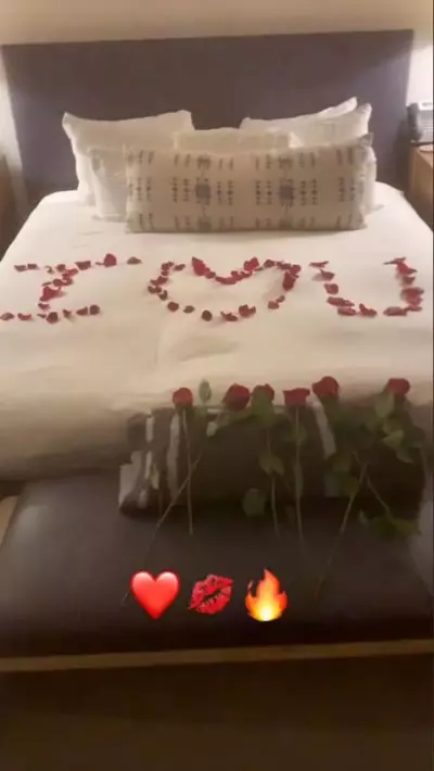 Alex Rodriguez deckt Jennifer Lopez' Bett in Roses Post-Proposal ab 34869_2