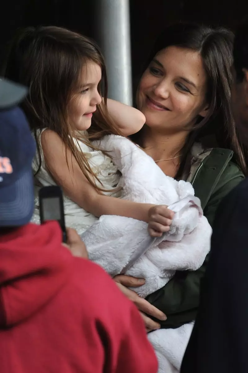 Katie holmes ari 6