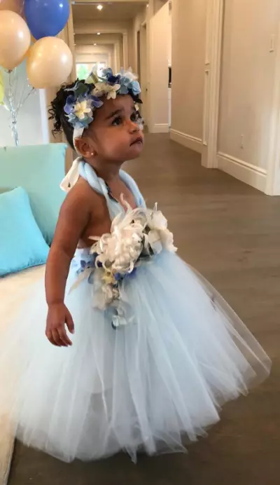 Dream Kardashian Kim Kardashian narozeninová párty modrá tutu a květiny