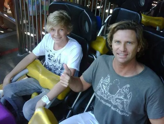 Cody simpson ibu bapa panas