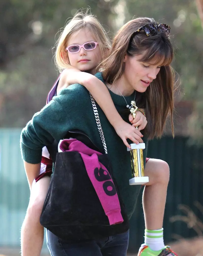 Jennifer Garner berkeliling, Los Angeles, Amerika - 15 Des 2013