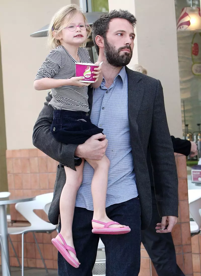 Ben Affleck en famylje út en troch yn Brentwood, Kalifornje, Amearika - 05 Jannewaris 2011