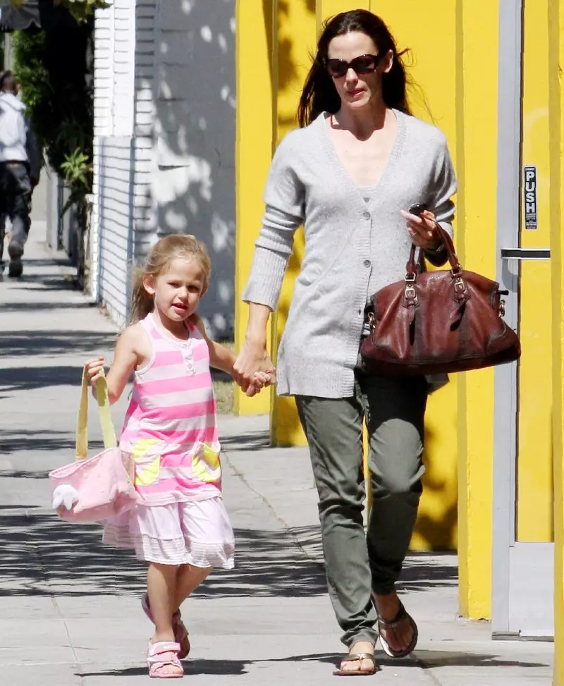 Jennifer Garner henter sin eldste datter Violet fra en barnehage i Los Angeles, Amerika - 4. august 2010