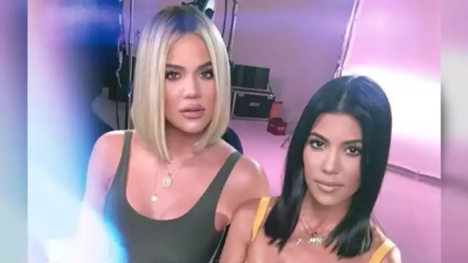 Kourtney Kardashian y Khloe Kardashian posando juntas