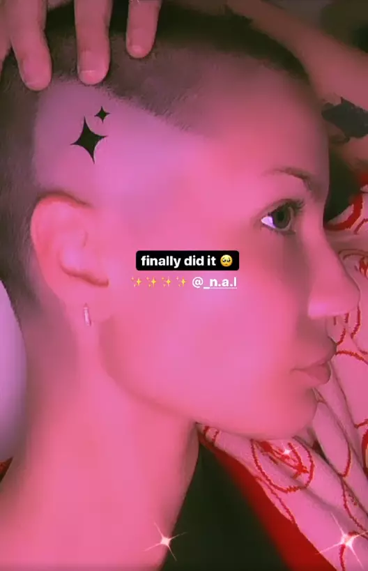 tatuaxe de Halsey na cabeza