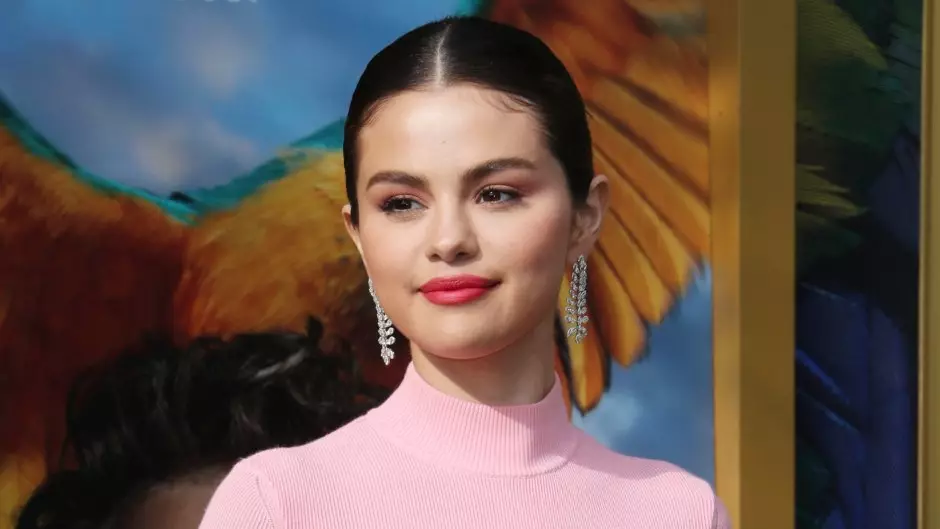 Selena Gomez se cítila neautenticky žádá fanoušky o streamování vzácné