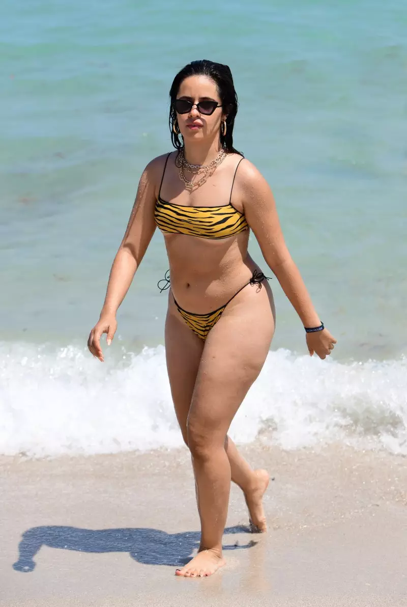 Ystyr geiriau: Fy Oh My! Lluniau Bikini a Swimsuit Poethaf y gantores Camila Cabello