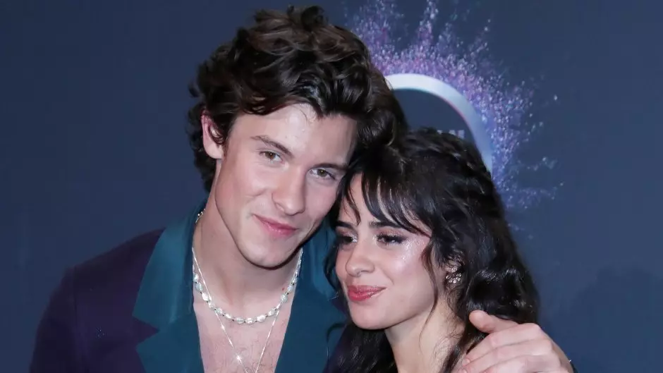 Camila Cabello říká, že Shawn Mendes jí pomáhá s „úzkostlivým jídlem“.