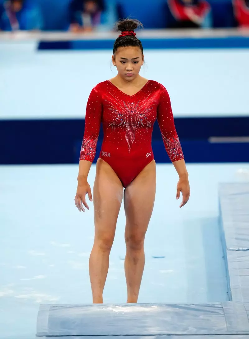 suni-lee-leotard-merah