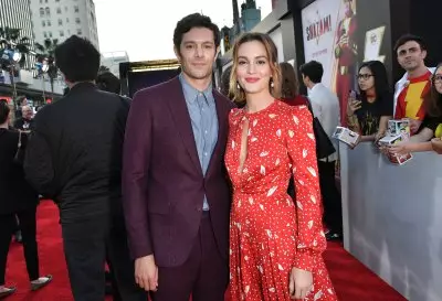 Leighton Meester Tersenyum dalam Pakaian Merah di Permaidani Merah Bersama Suami Adam Brody dalam Sut Ungu