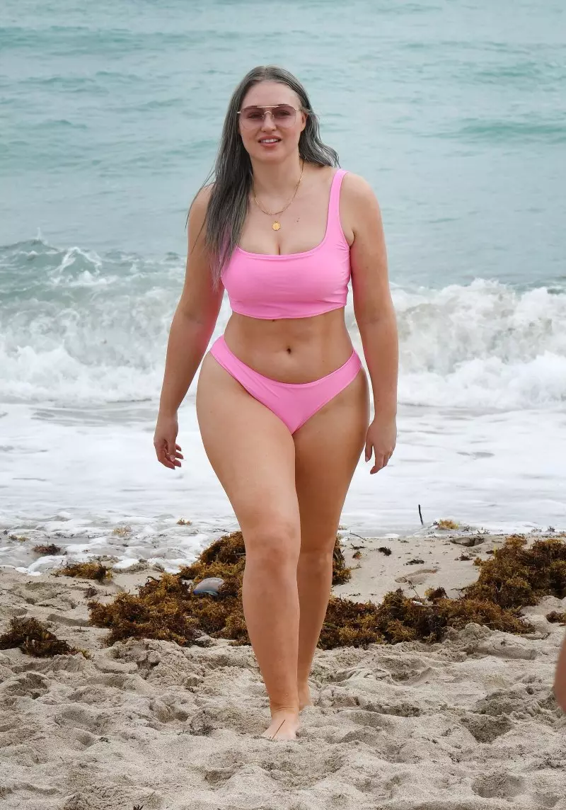 Iskra Lawrence in een roze bikini op het strand