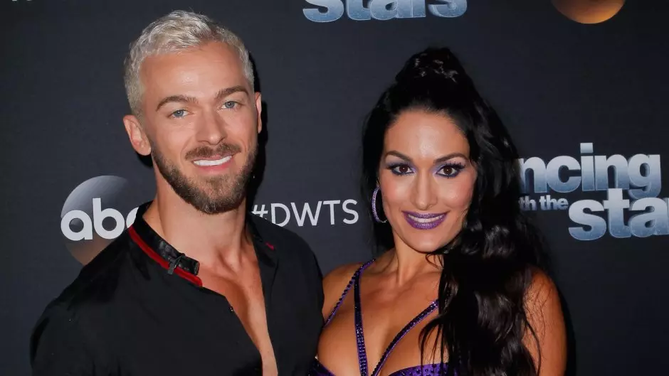 Artem Chigvintsev a Nikki Bella yn sefyll