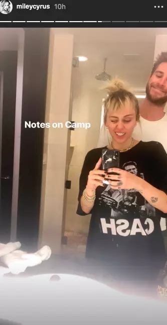 Na feiloa'i Miley Cyrus Liam Hemsworth i tala selfie gala i luga o le tolauapiga