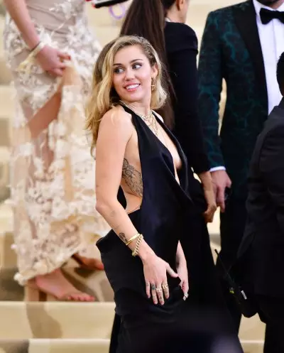 Miley Cyrus Met gala 2018 ofu uliuli stella mccarthy ofu pito i tua ofu uliuli