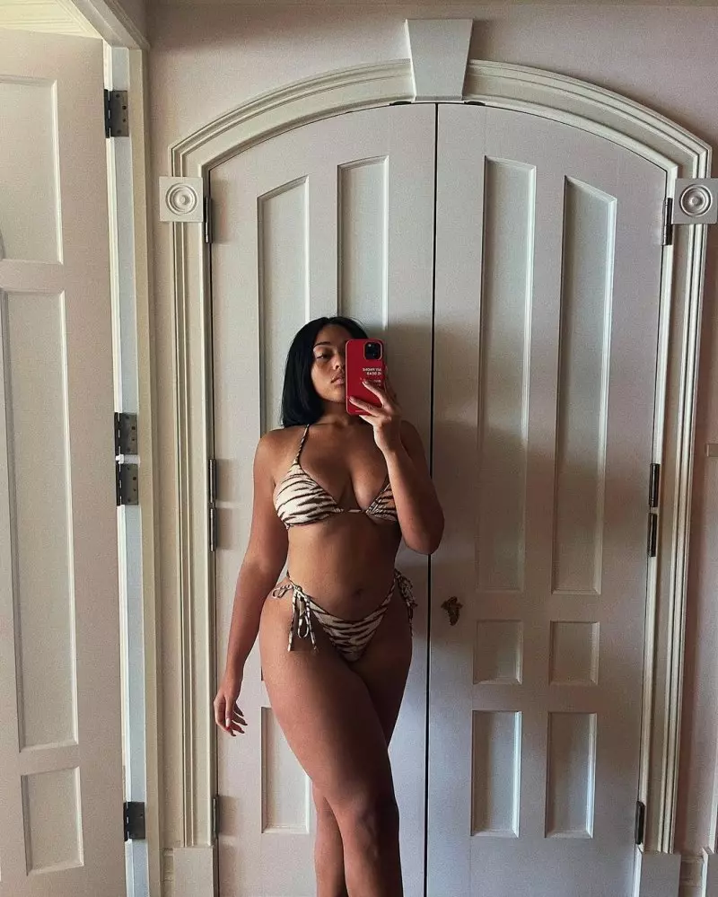 jordyn-woods-bikini-photos-selfie |