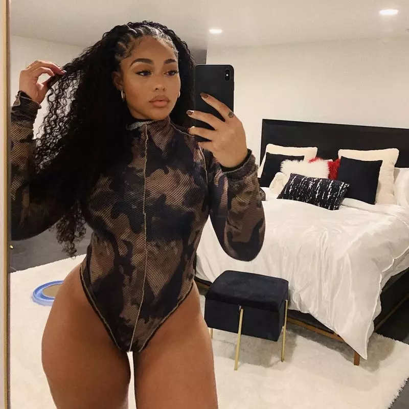 Jordyn Woods posa per a una selfie mirall amb un body de camuflatge