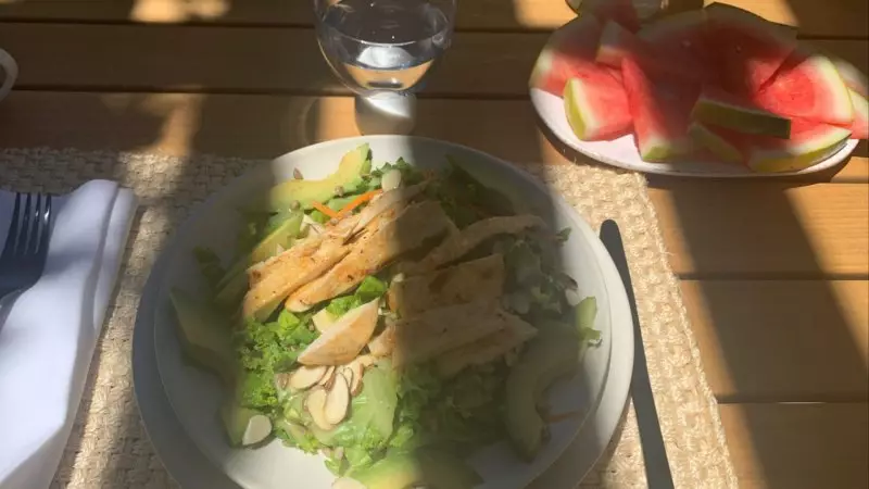 Salad ceasar dahareun Kourtney Kardashian