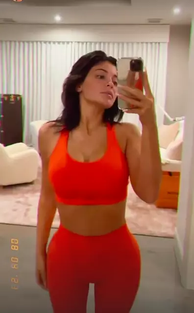 Kylie Jenner Nuduhake Rutinitas Latihan Saben Dina Nalika Nyebarake Lengkungan Empuk