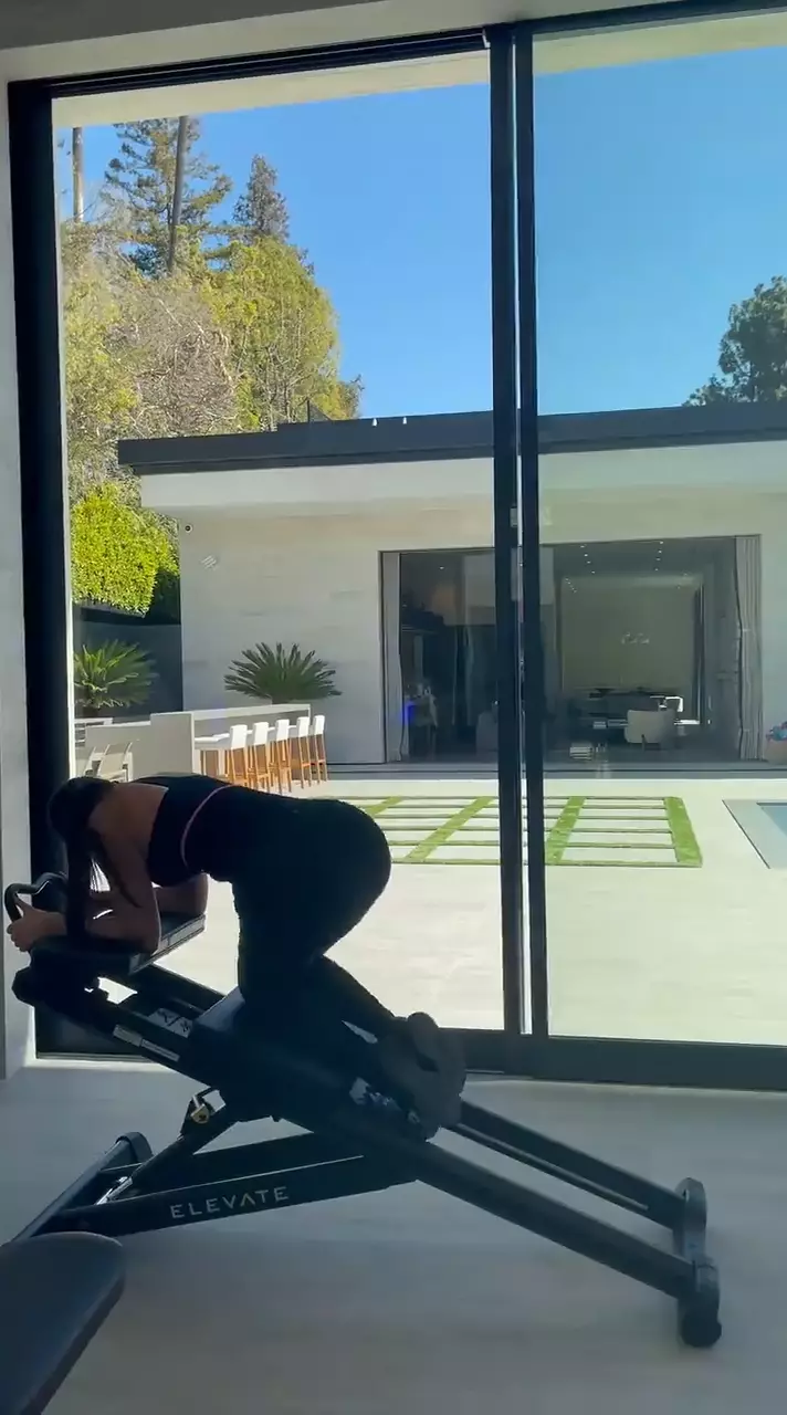Kylie Jenner Nuduhake Rutinitas Latihan Saben Dina Nalika Mbuwang Kurva Edan