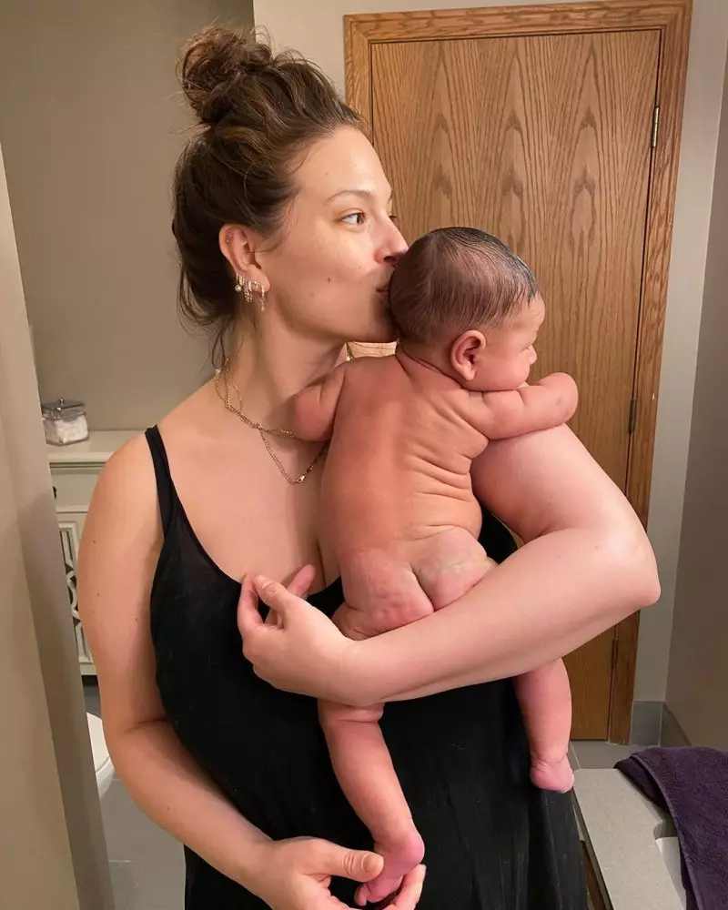 Ashley Graham Holding Syn Isaac, 18. marca