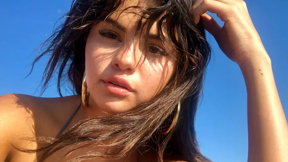 Selena gomez chia sẻ mạng xã hội teaser