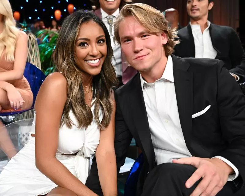 Tayshia Adams' eks John Paul Jones reagerer på hende som bachelorette, der sidder sammen under Bachelor in Paradise Aftershow Before Split