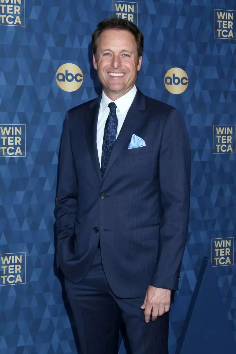 Bachelor-Moderator Chris Harrison trägt einen blauen Anzug