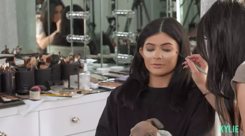 Isifundo se-makeup sika-Kylie jenner 3