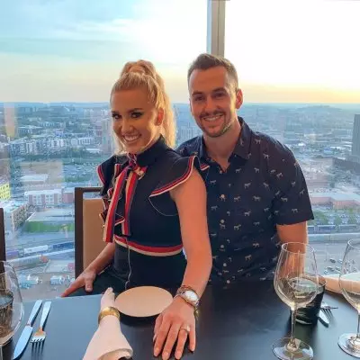 Savannah Chrisley sorri no jantar com o namorado Nic Kerdiles