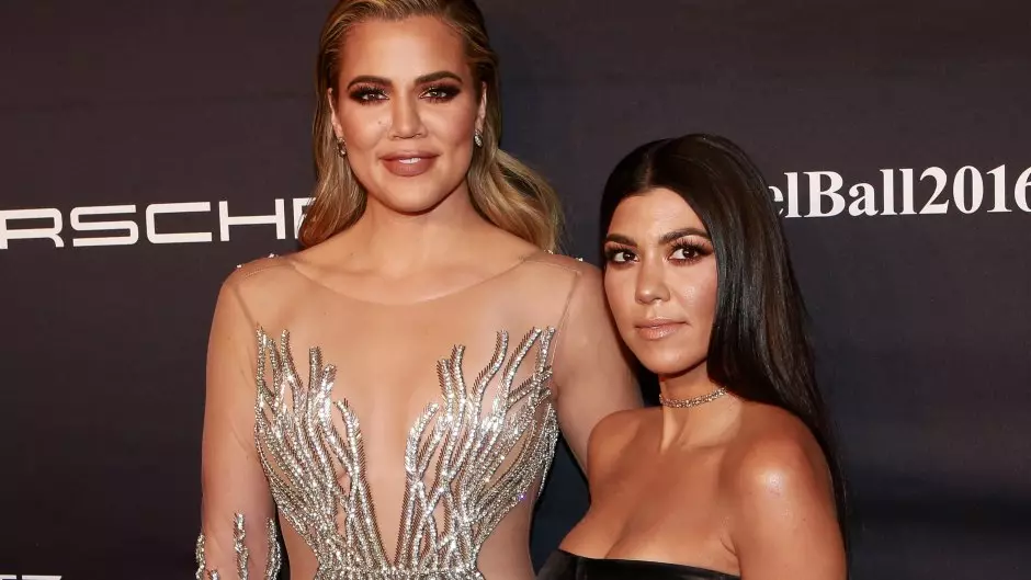 Khloe și Kourtney Kardashian pozează