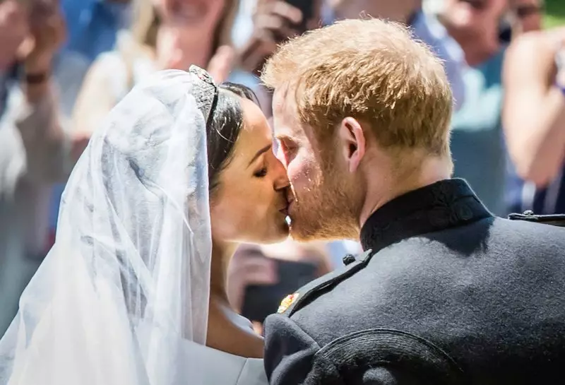 Harry i Meghan es fan un petó el dia del seu casament