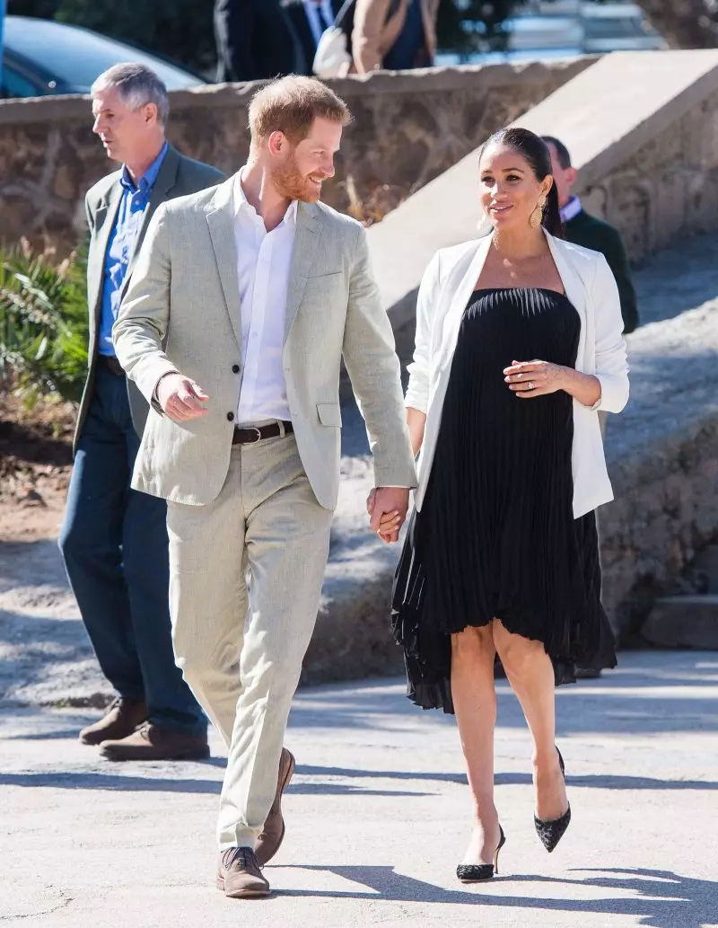 Príncipe Harry olhando para Meghan Markle em Marrocos