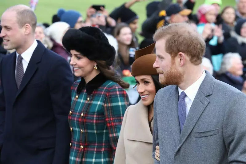 Magkasamang dumalo sa Pasko sina Meghan, Harry, Kate at William.