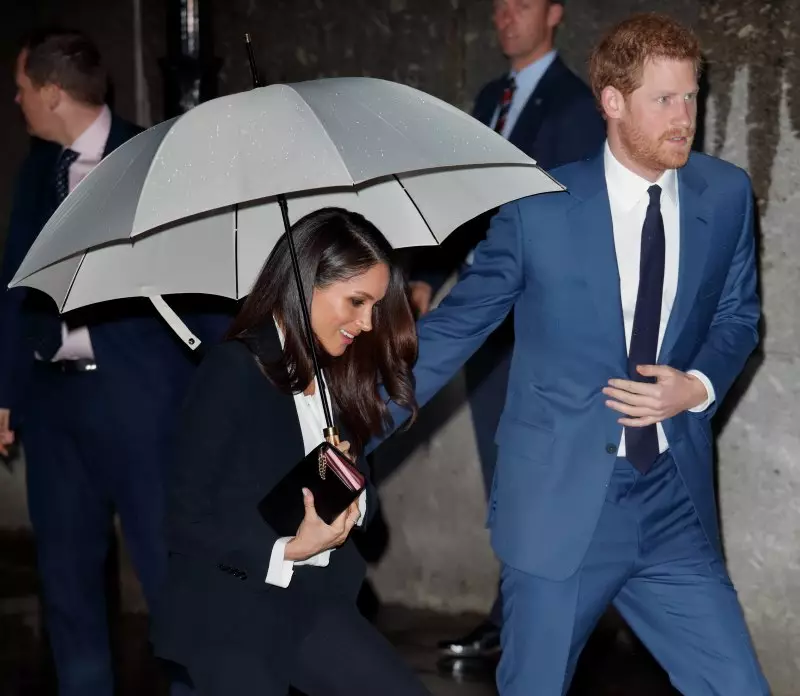 Príncipe Harry e Meghan Markle na chuva em Londres