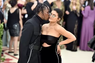 Kylie Jenner en Travis Scott op it Met Gala yn NYC, wearing all black