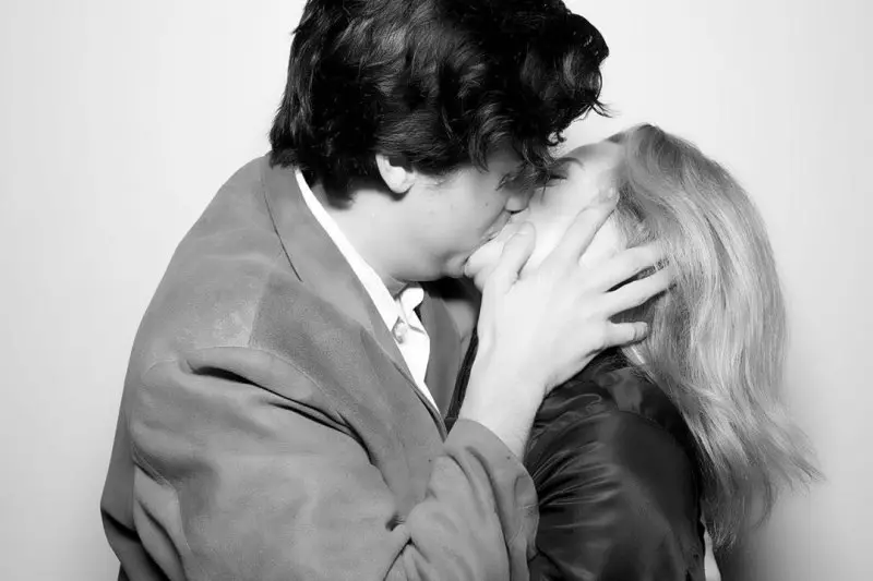 Lili Reinhart e Cole Sprouse si baciano in una foto in bianco e nero